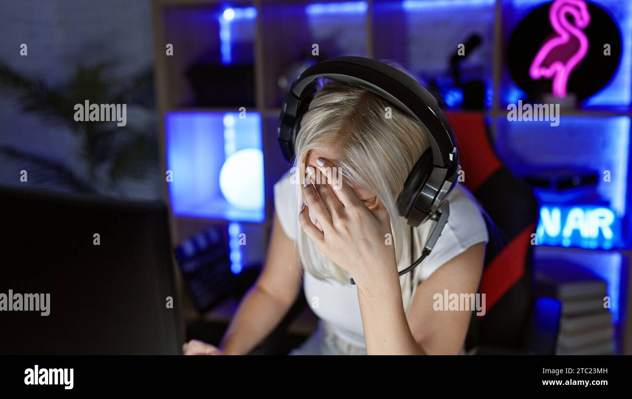 Female streamer hi-res stock photography and images - Alamy