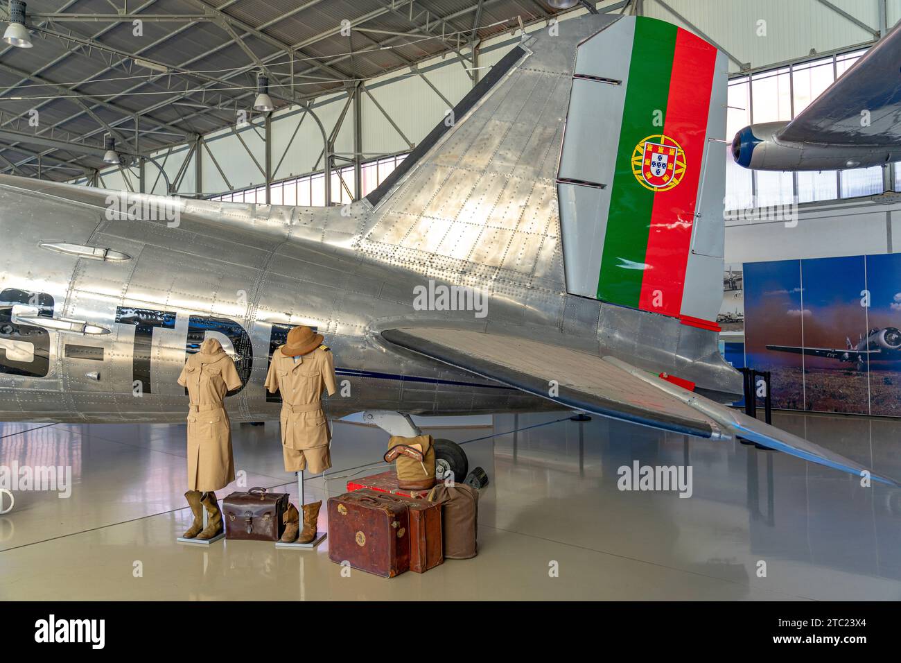 air museum,crew uniform,air crew,artificial mannequin,museum,present ...