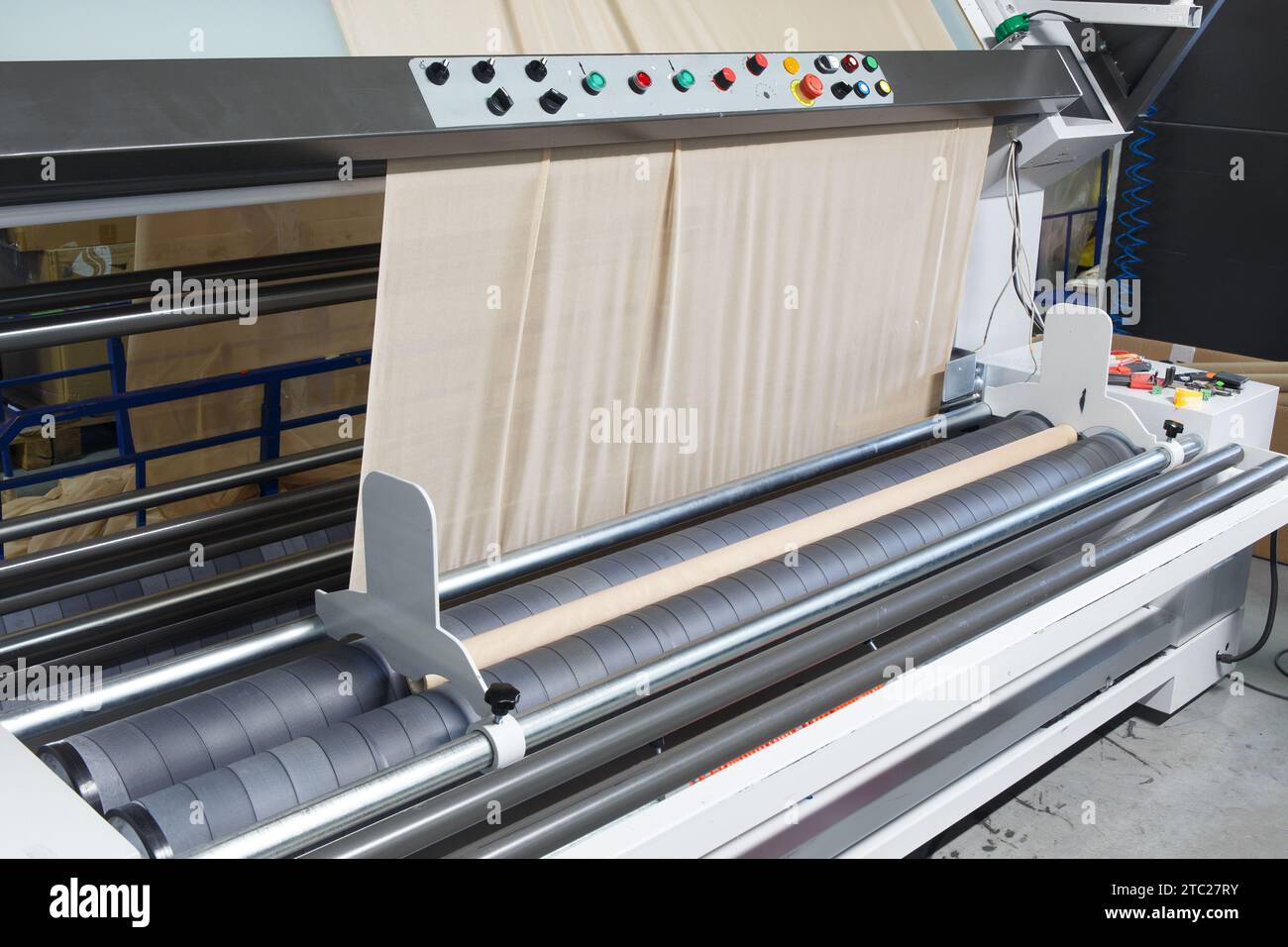 Machine for visual quality control of fabric before using it in the ...