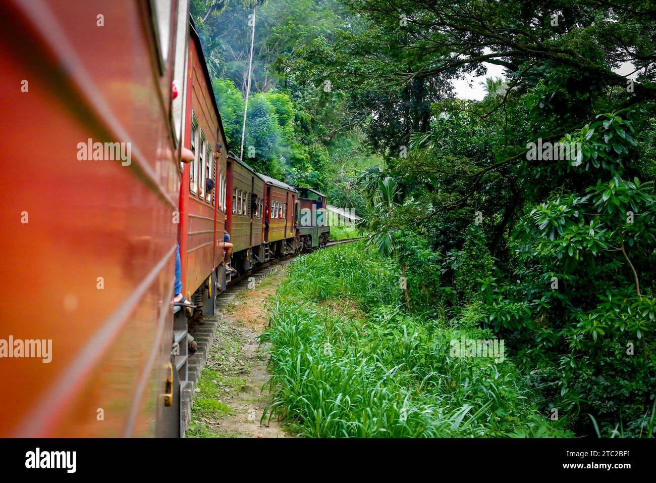 Sri Lanka's Colombo Fort main train station to Badulla station travels ...
