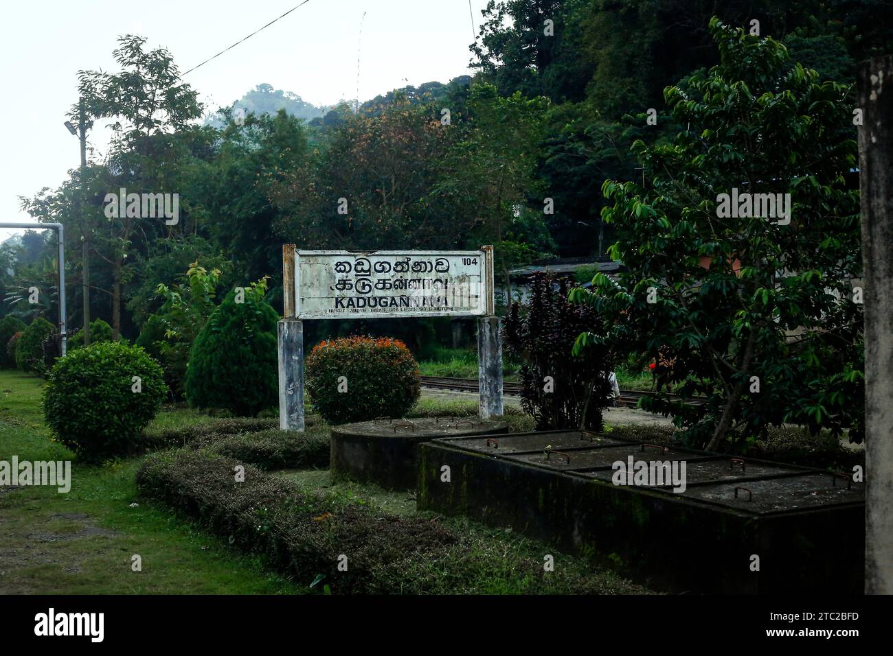 Sri Lanka's Colombo Fort main train station to Badulla station travels ...