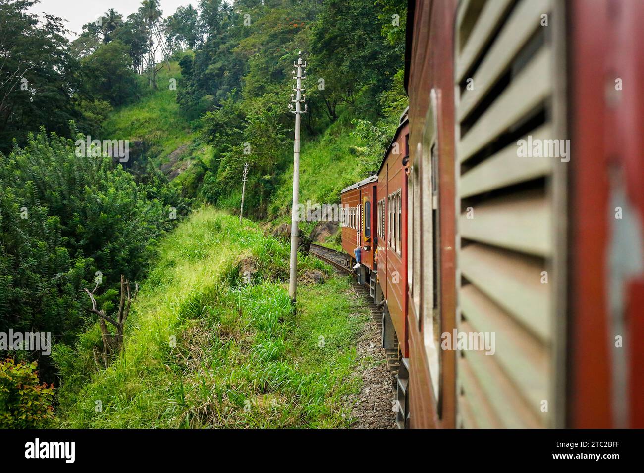 Sri Lanka's Colombo Fort main train station to Badulla station travels ...