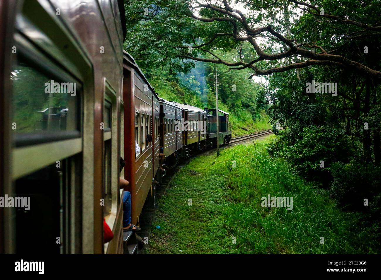 Sri Lanka's Colombo Fort main train station to Badulla station travels ...