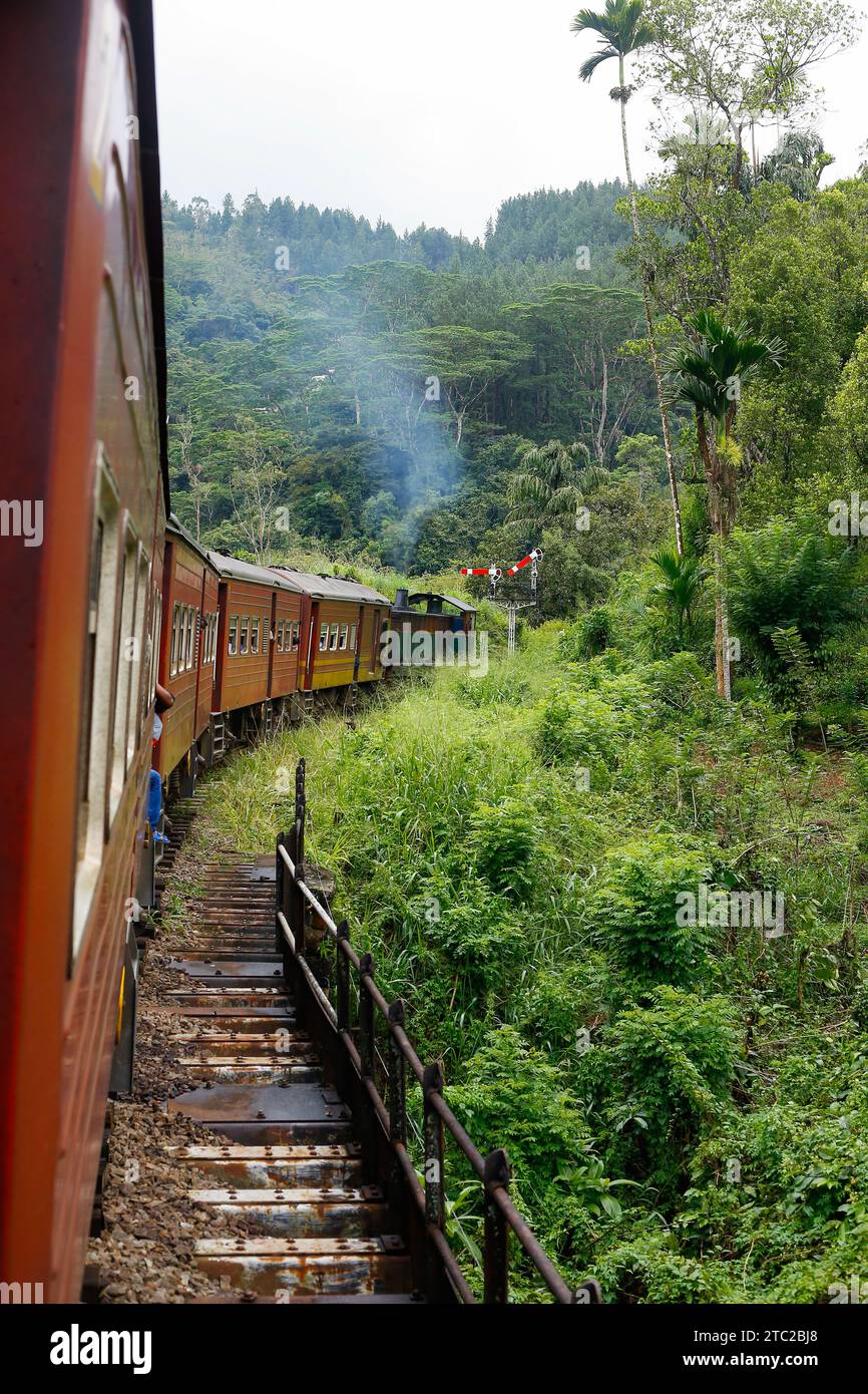 Sri Lanka's Colombo Fort main train station to Badulla station travels ...