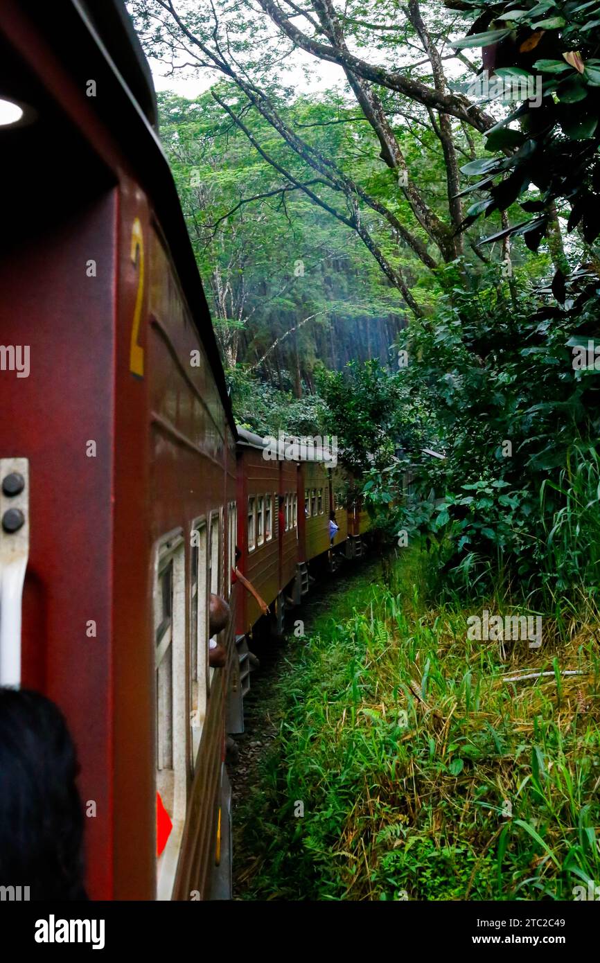 Sri Lanka's Colombo Fort main train station to Badulla station travels ...