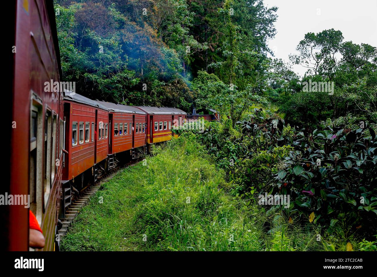 Sri Lanka's Colombo Fort main train station to Badulla station travels ...