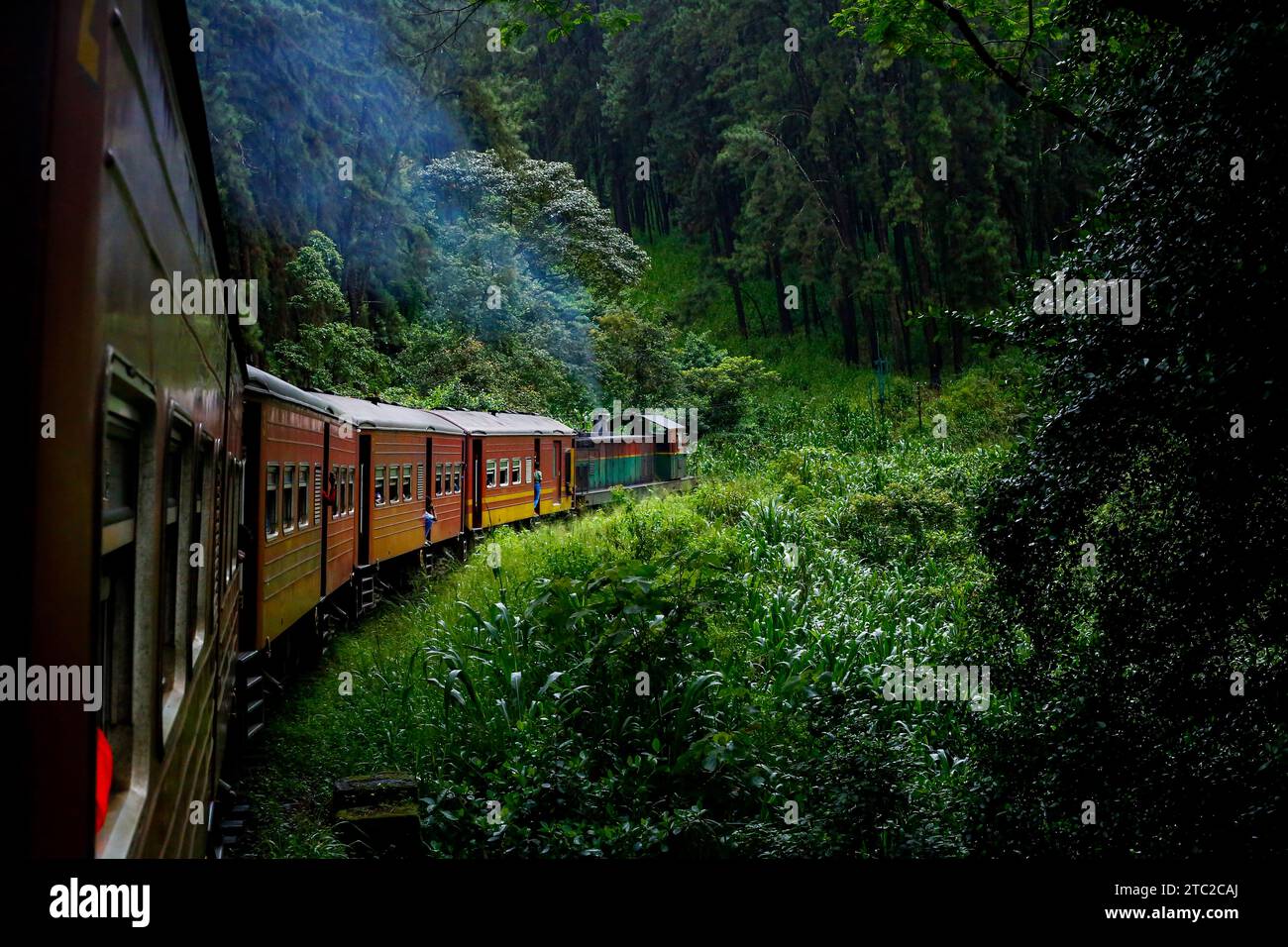 Sri Lanka's Colombo Fort main train station to Badulla station travels ...