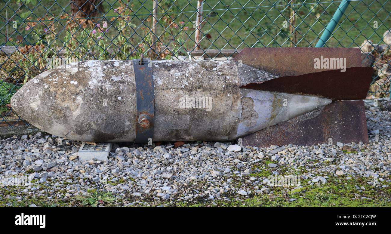 Concrete bomb hi-res stock photography and images - Alamy