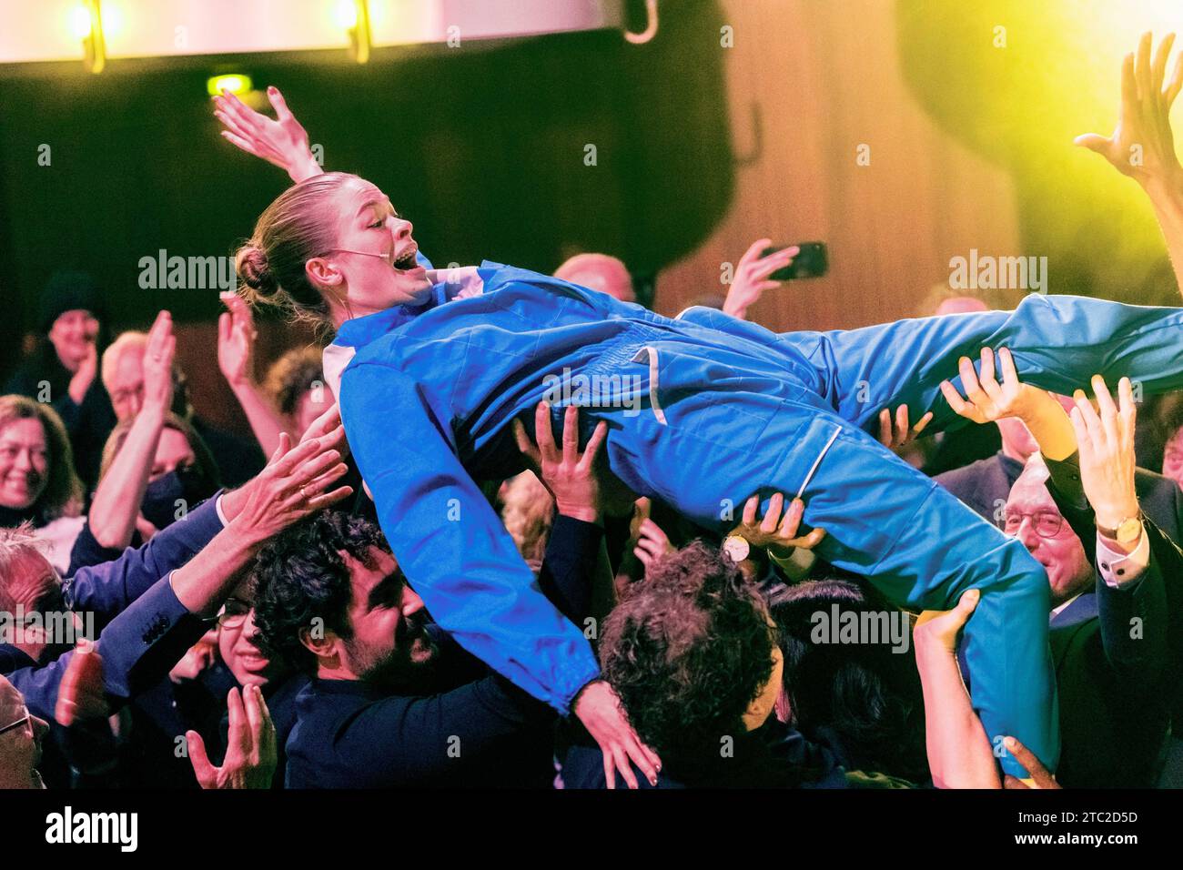 Hamburg, Germany. 10th Dec, 2023. After receiving the 10,000 euro Boy ...