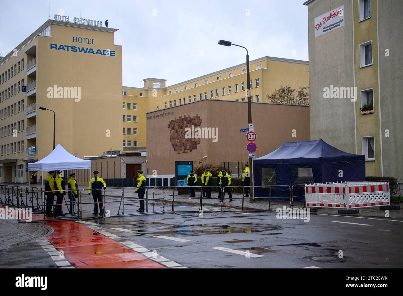 Magdeburg, Germany. 10th Dec, 2023. Police officers secure the area ...