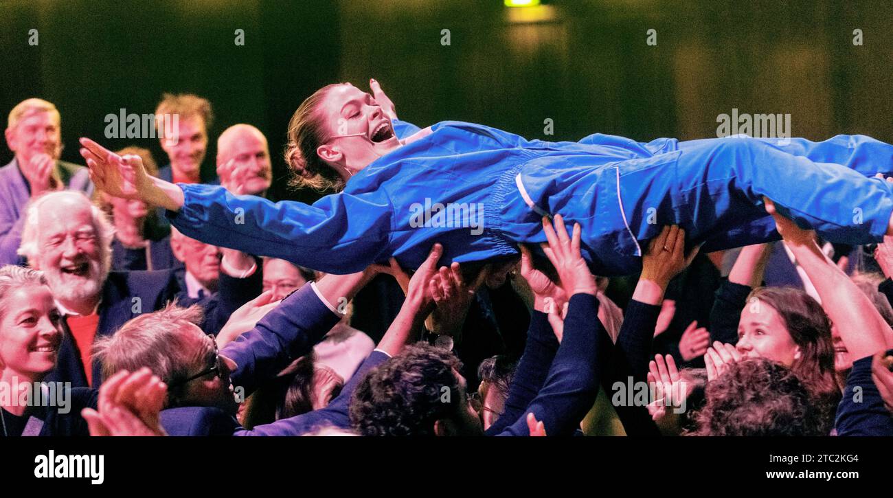 Hamburg, Germany. 10th Dec, 2023. After receiving the 10,000 euro Boy ...