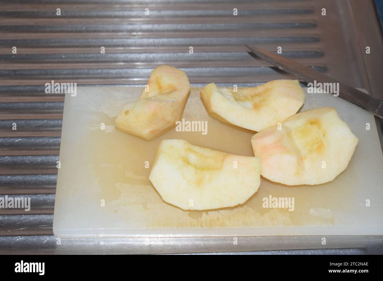 apple cut in pieces Stock Photo - Alamy