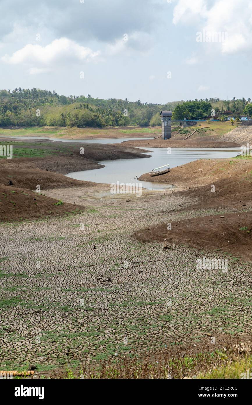 The El-Nino natural disaster caused one of the largest dams in Bali ...