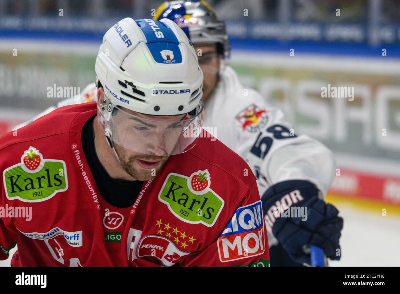 v.l. Marcel Noebels (Eisbaeren Berlin, #92), Ryan McKiernan (EHC ...