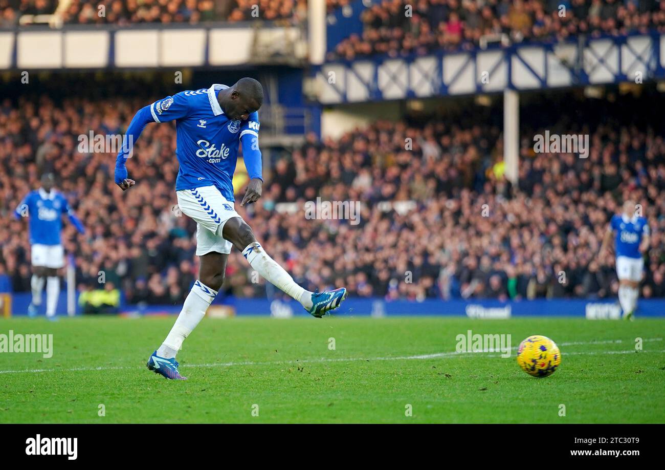 Everton's Abdoulaye Doucoure scores their side's first goal of the game ...