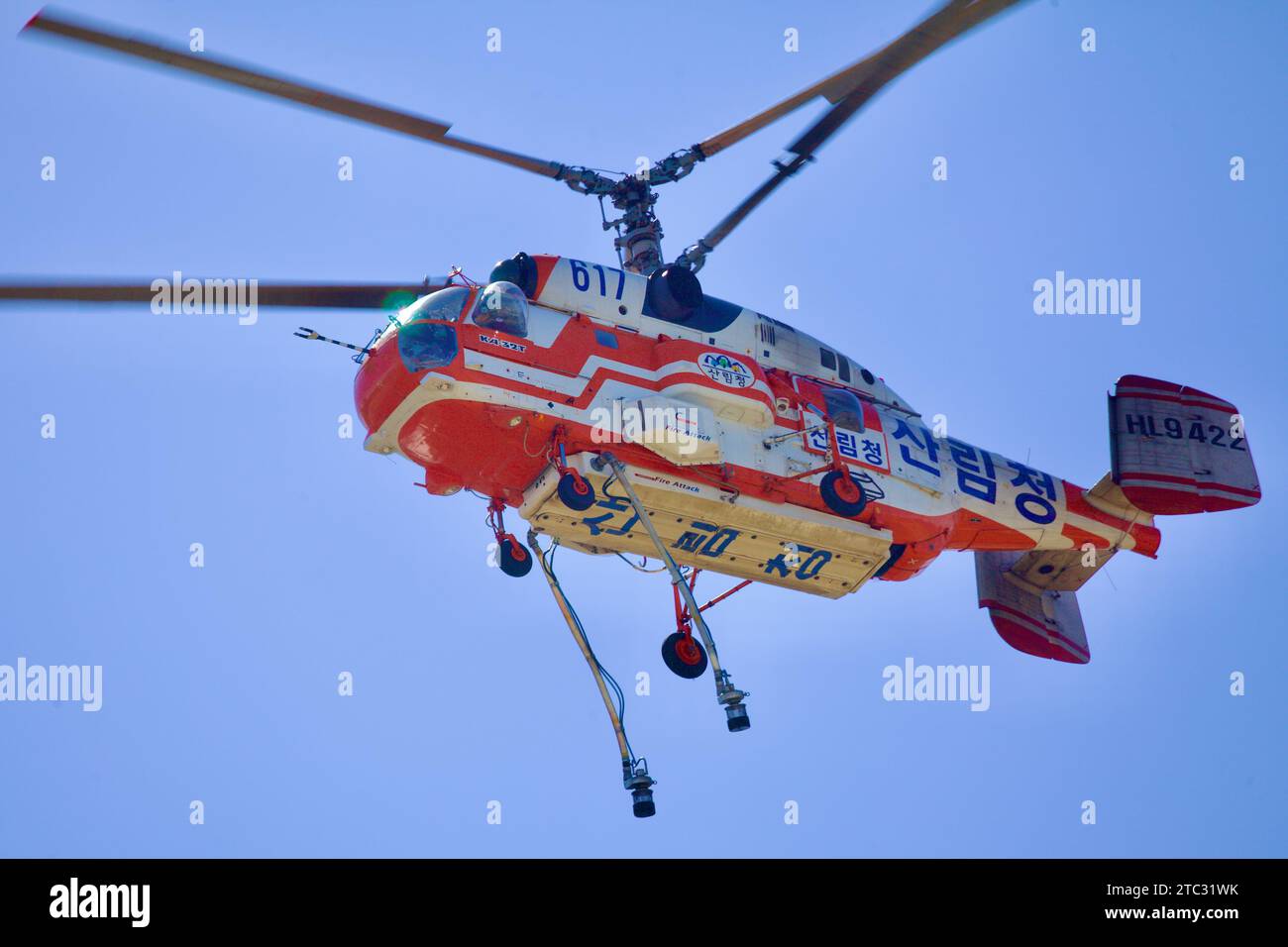 Helicopter aerial firefighting hi-res stock photography and images - Alamy