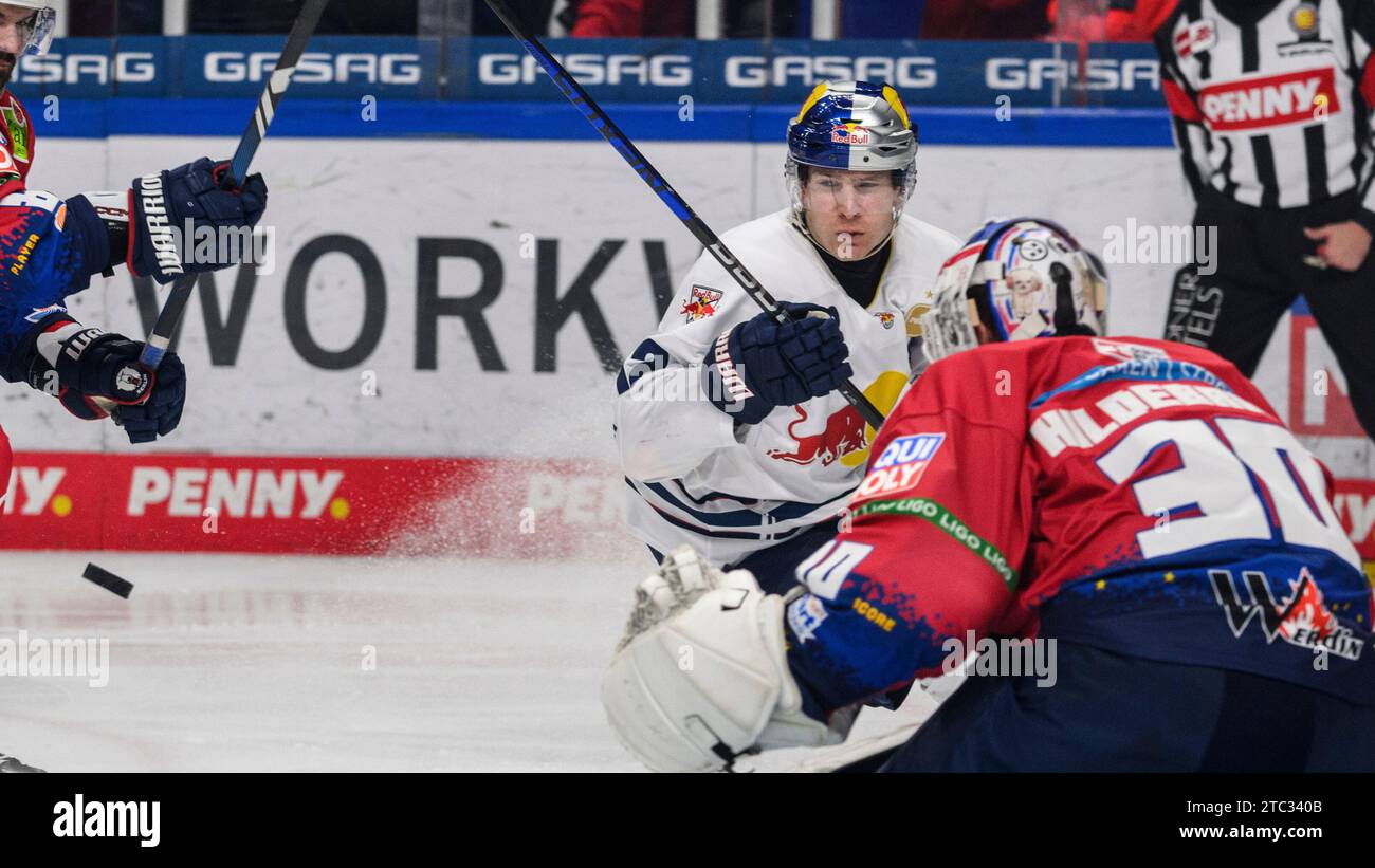 v.l. Ben Smith (EHC Muenchen, #12), Jake Hildebrand (Eisbaeren Berlin ...