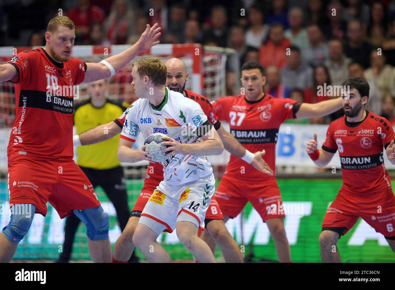 Omar Ingi Magnusson (SC Magdeburg #14) (am Ball), Dainis Kristopans (MT ...
