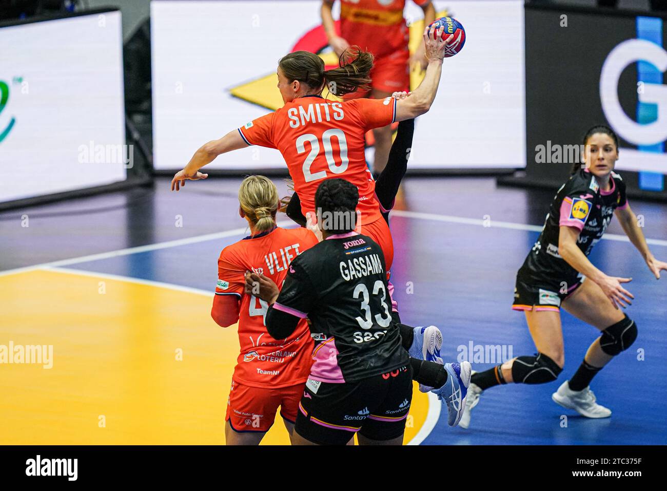 Pictures of handball throws hi-res stock photography and images - Alamy
