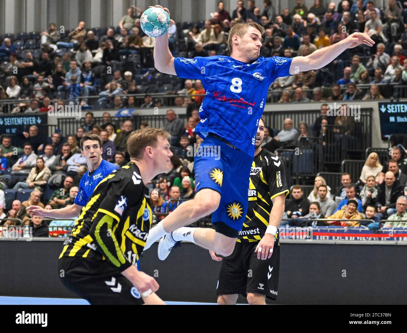 Tim Nothdurft (Bergischer HC, #08) fliegt an Lukas Laube (TVB Stuttgart ...