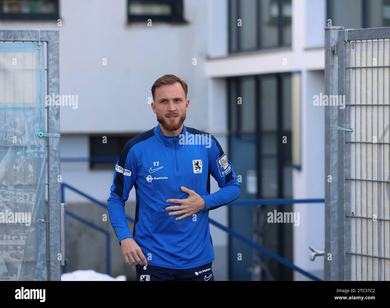 Tim rieder tsv 1860 munchen mit der hand am baum hi-res stock ...