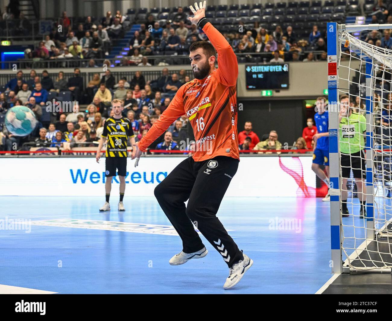 Diesen Wurf kann Miljan Vujovic (TVB Stuttgart, #16) zwar abwehren, doch gibt es Siebenmeter ...