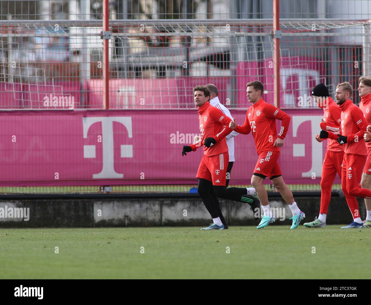 Mueller fc bayern munchen li mit joshua kimmich fc bayern hi-res stock photography and images ...