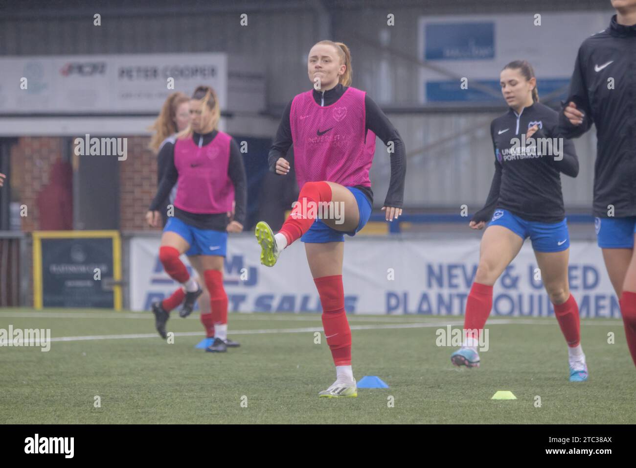 Havant, UK. 10th Dec, 2023. Beth Lumsden (26 Portsmouth) warming up ...