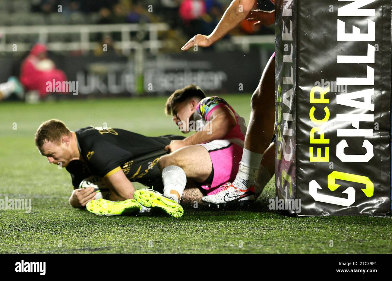 Montpellier's Sam Simmonds scores his side's fourth try of the game ...