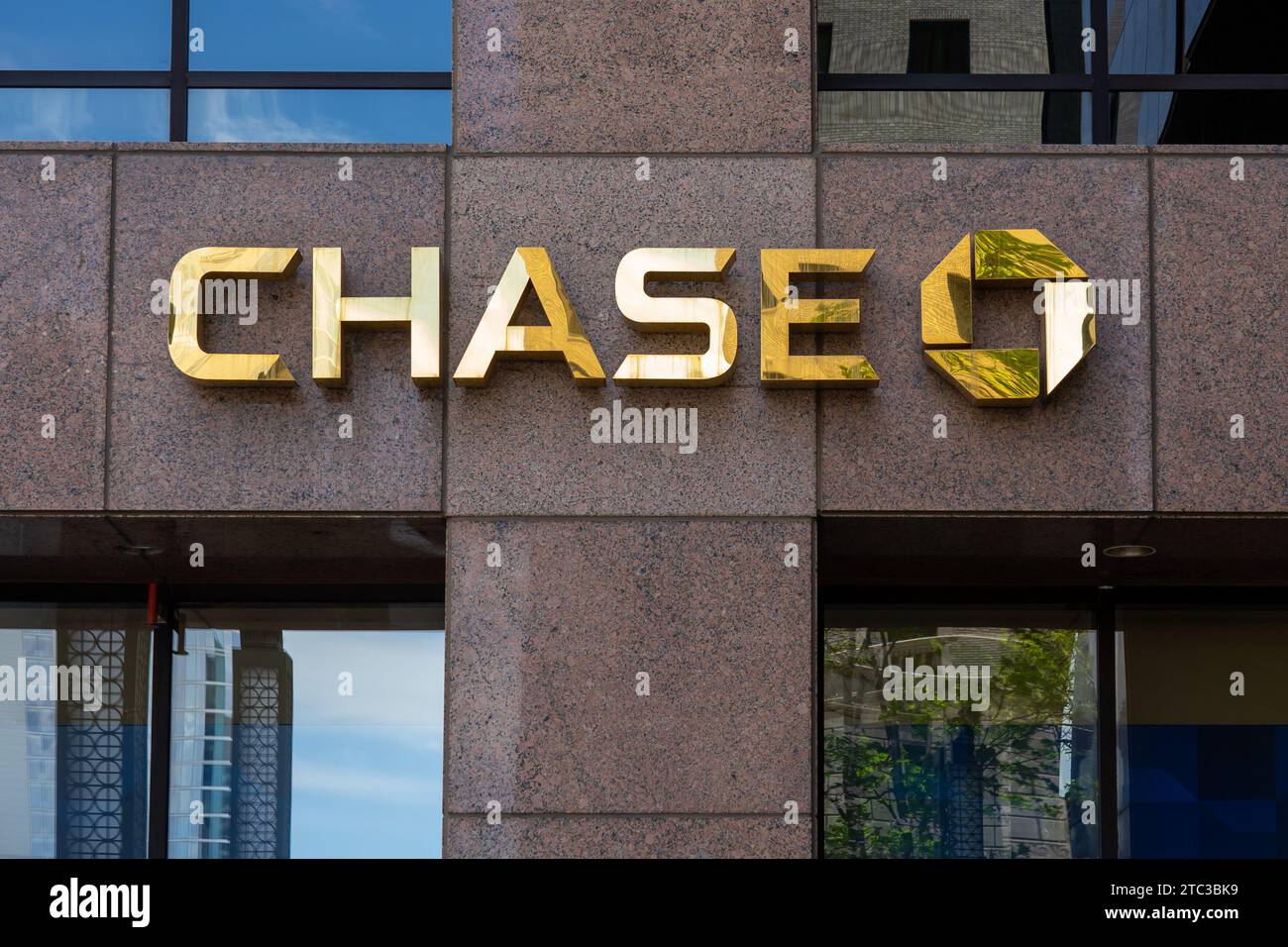 Chase bank building logo hi-res stock photography and images - Alamy
