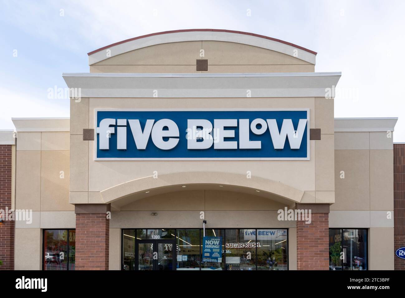 Five below hi-res stock photography and images - Alamy