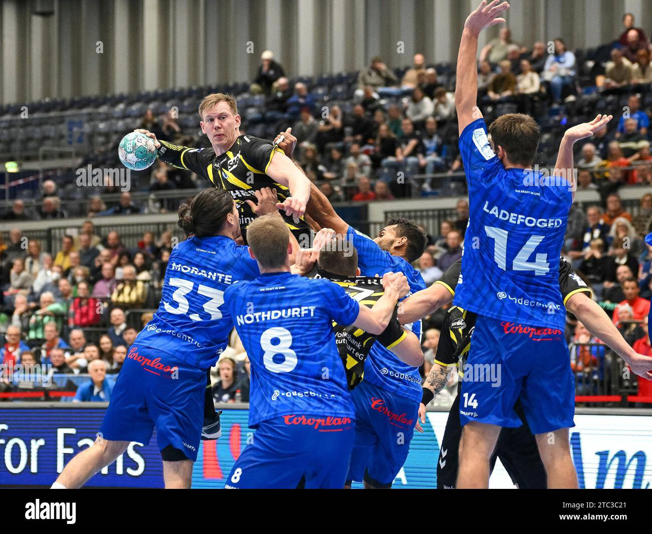 Adam Loenn (TVB Stuttgart, #11) versucht gegen die Abwehrrecken des BHC zum Torerfolg zu kommen ...