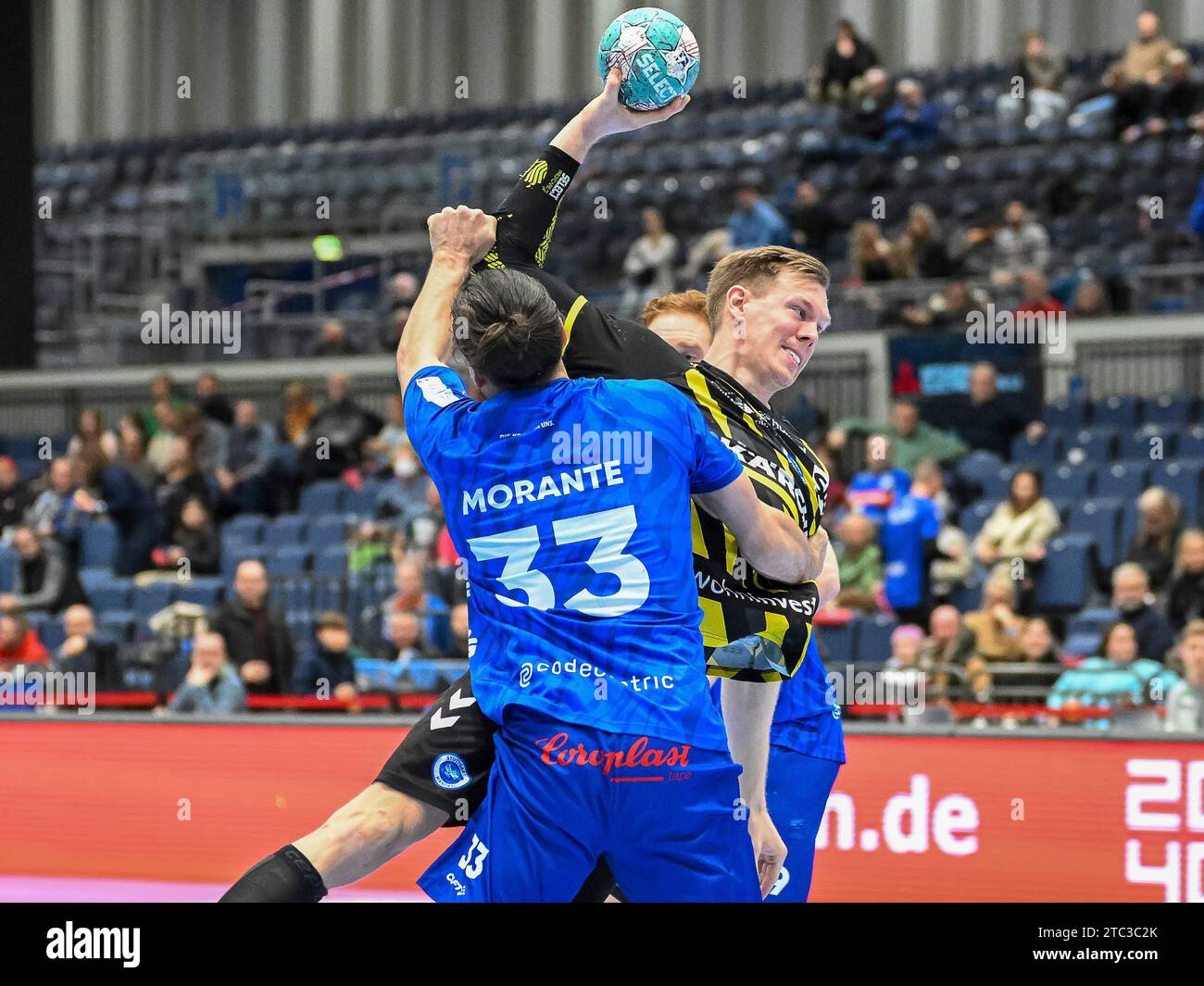 #Adam Loenn (TVB Stuttgart, #11) kann scih nicht gegen Eloy Morante ...