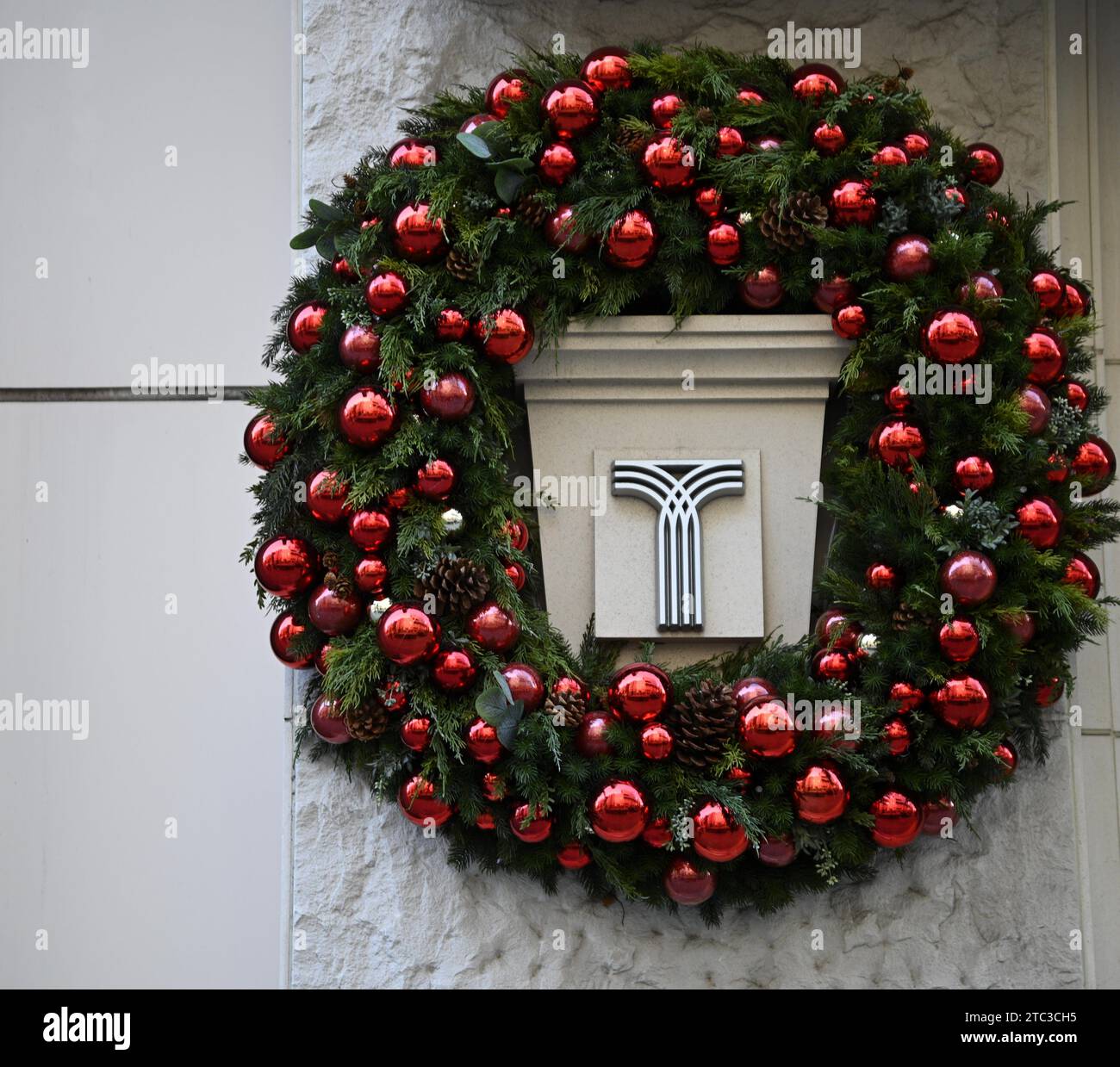 Christmas wreath decorated with red baubles in Ginza, Chūō Tokyo, Japan ...