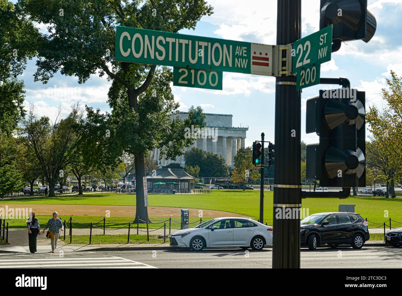 Constitution Ave NW 2100 signpost with the Lincoln memorial behind it ...
