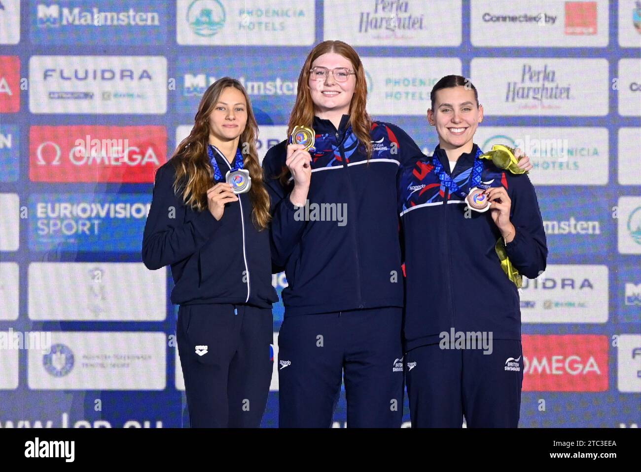 Great Britain's Freya Anderson, centre, celebrates her gold medal in ...