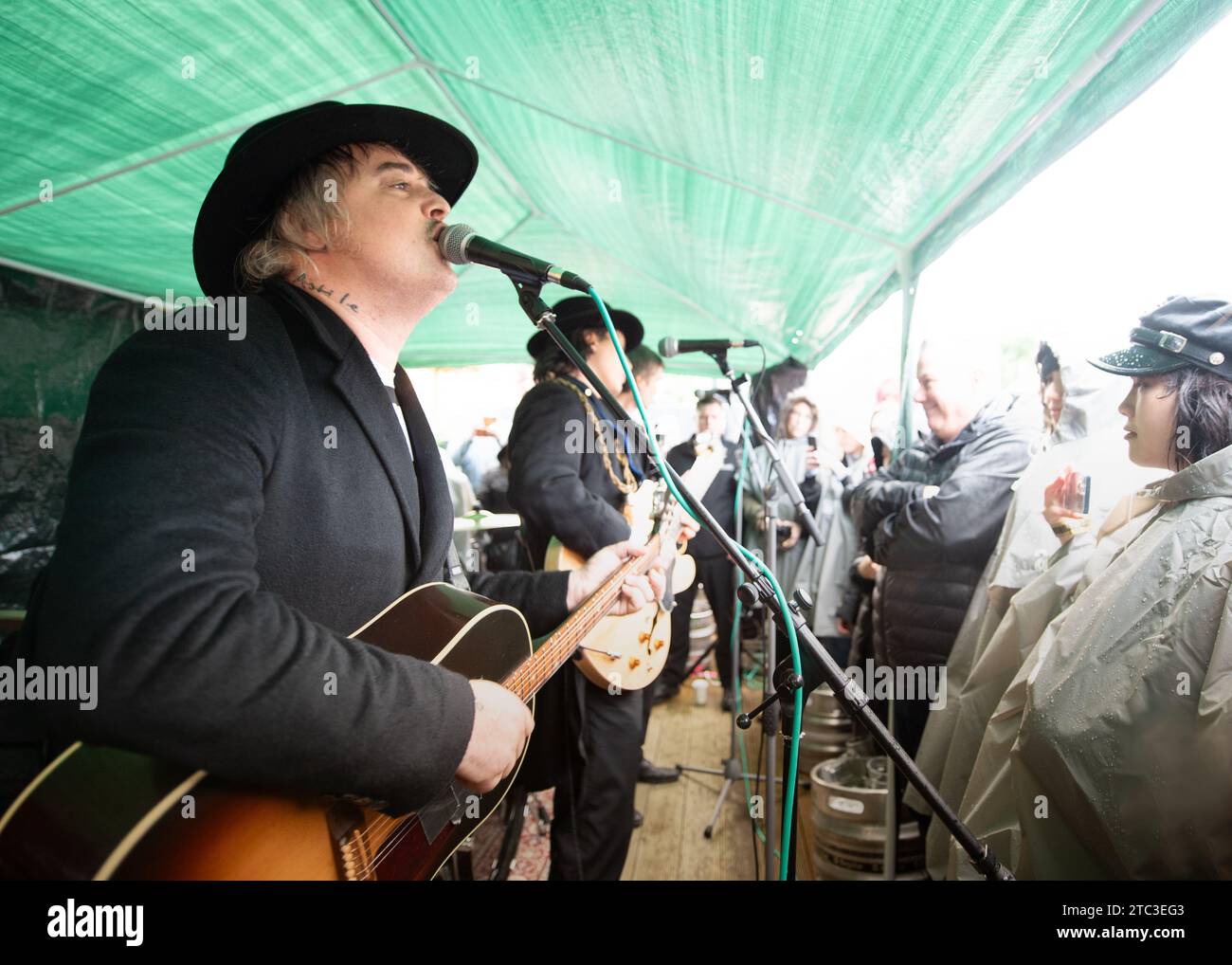 Acoustic performance in pub hi-res stock photography and images - Alamy