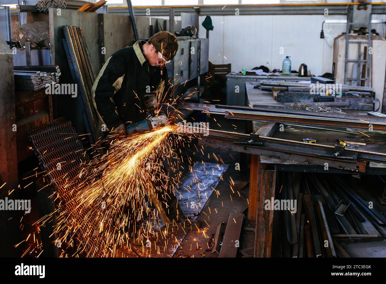 Worker cutting part pipe hi-res stock photography and images - Alamy