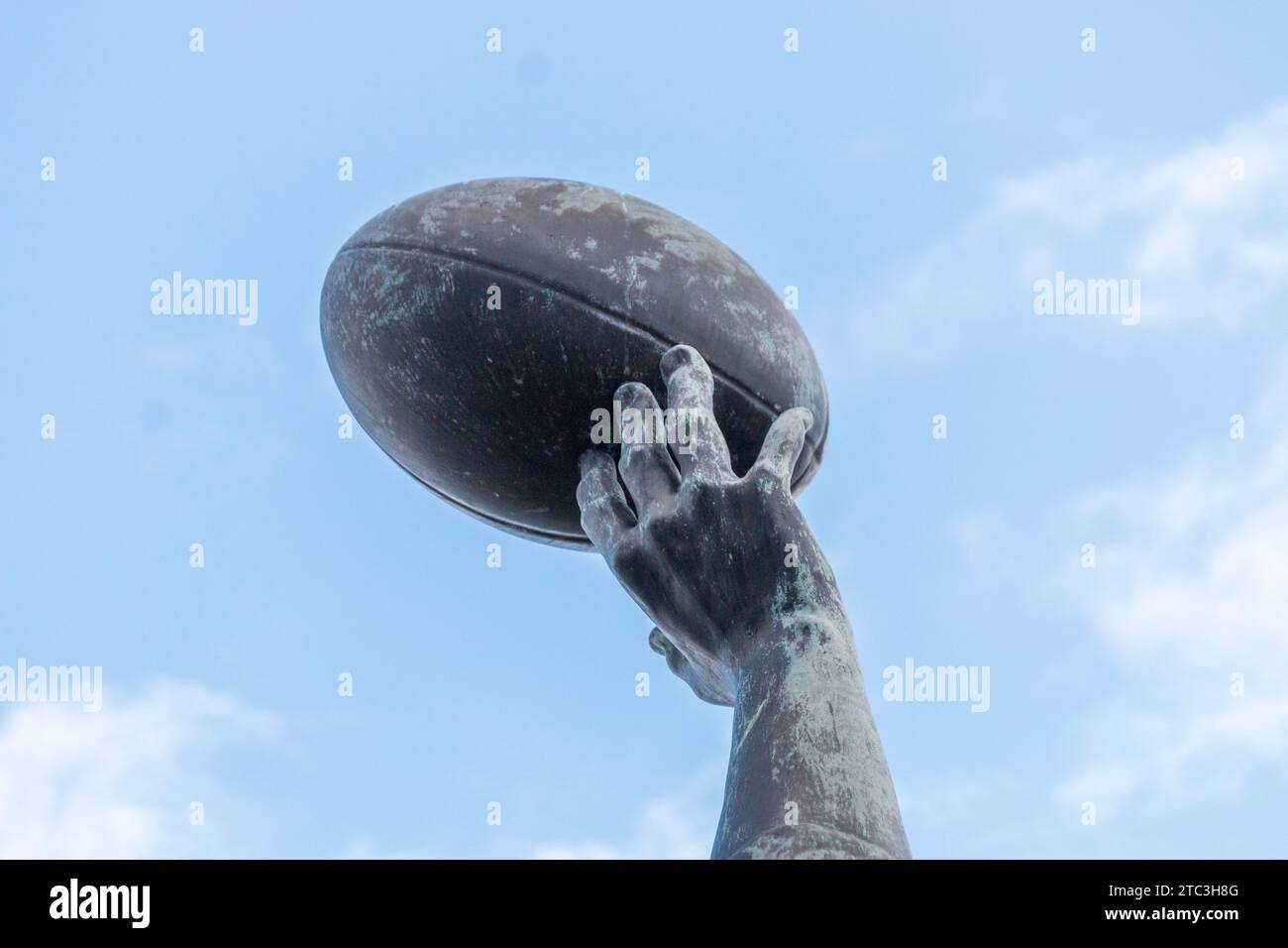 Rugby statues hi-res stock photography and images - Alamy