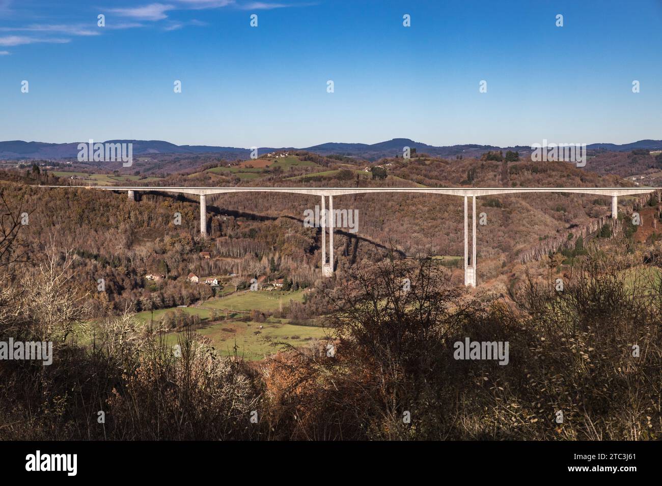 Vue panoramique sur le viaduc de l'autoroute A89 Stock Photo - Alamy