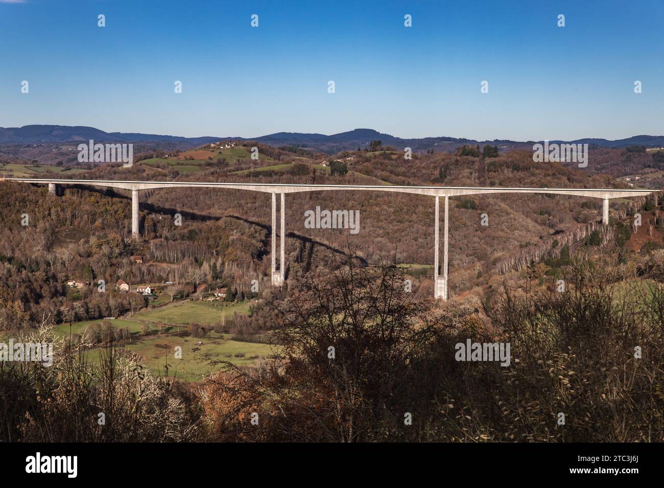 Vue panoramique sur le viaduc de l'autoroute A89 Stock Photo - Alamy