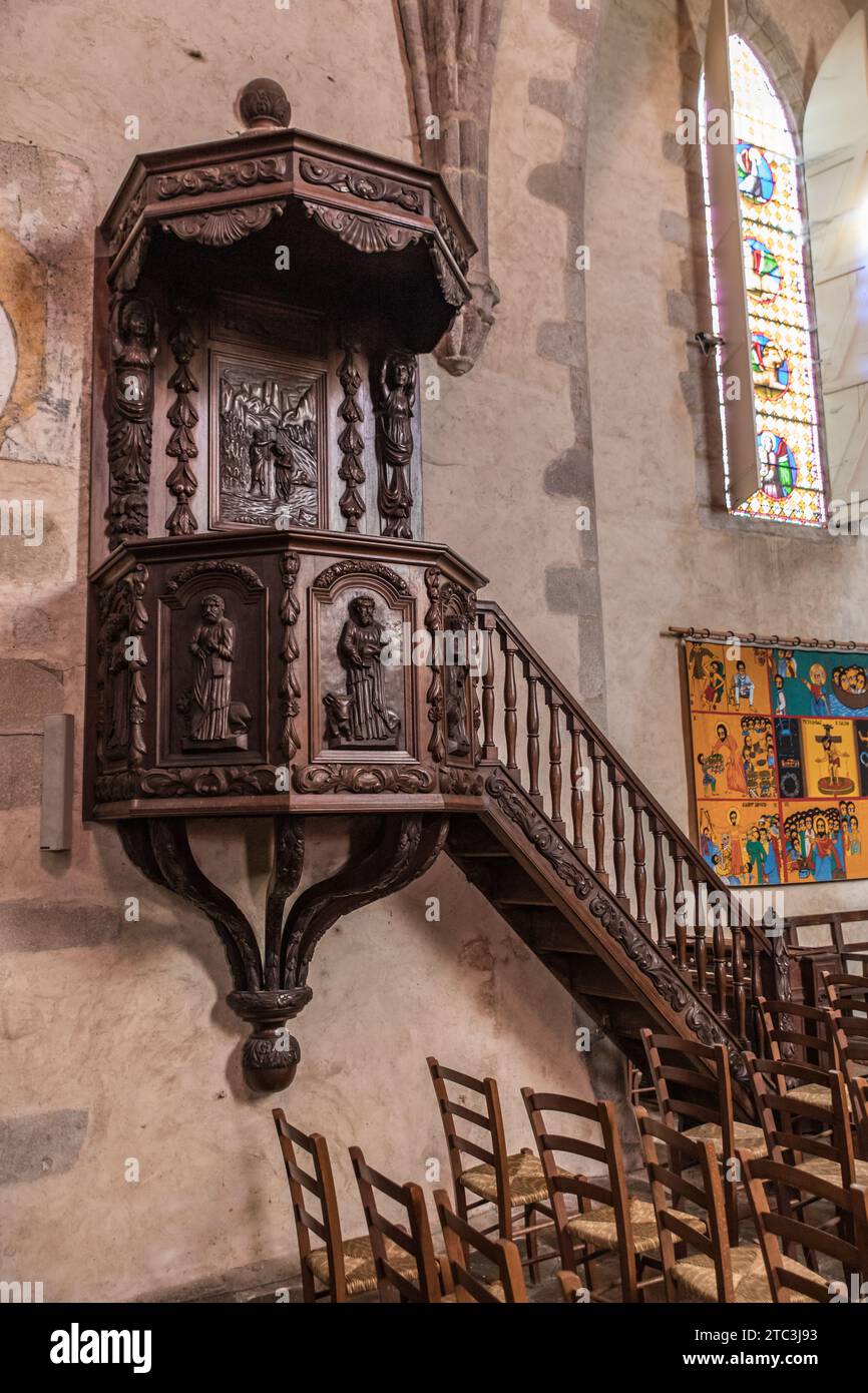 Vue intérieure de l'église Saint Pierre - Chaire Stock Photo - Alamy