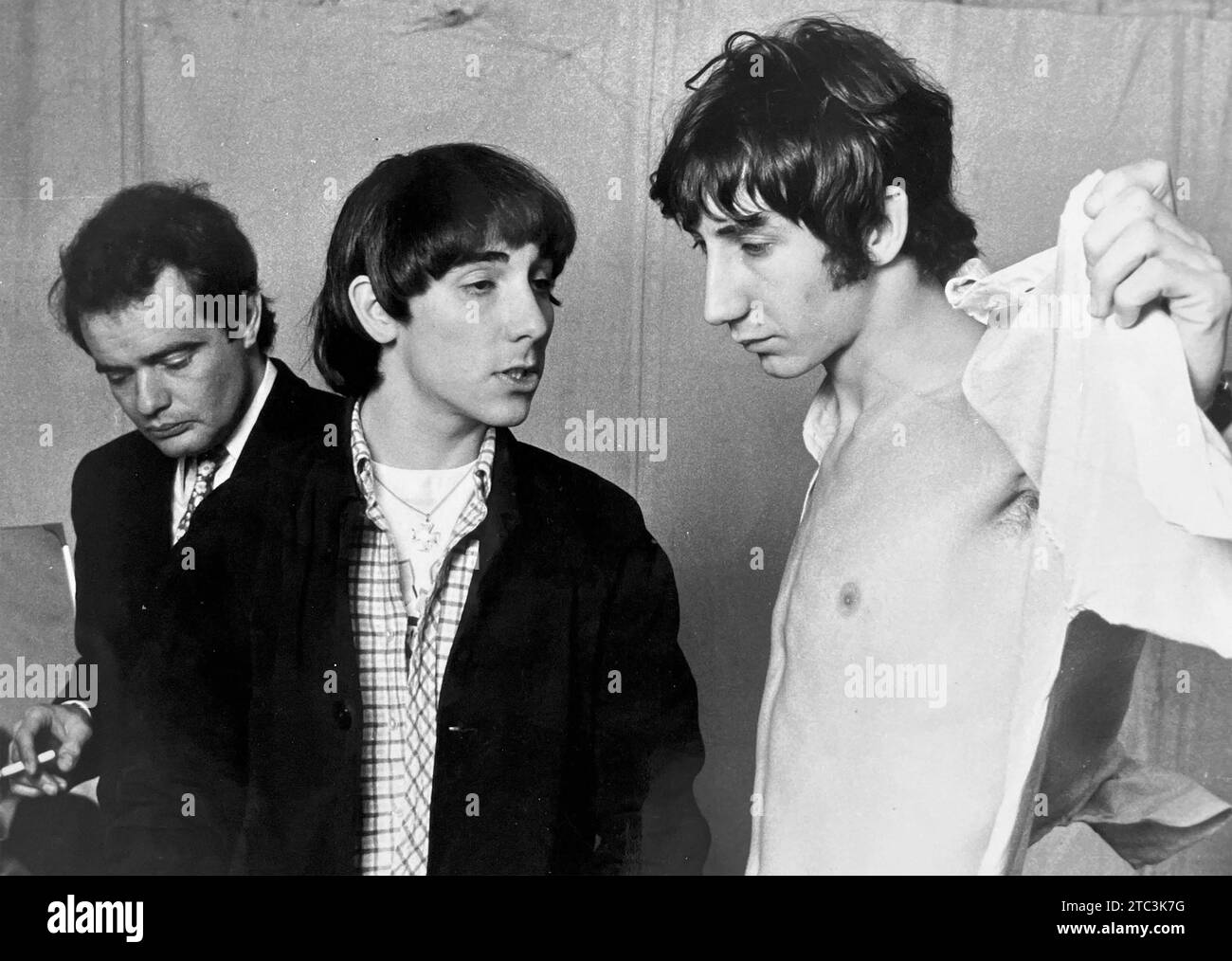 THE WHO Keith Moon centre chats to Pete Townshend with manager Chris ...