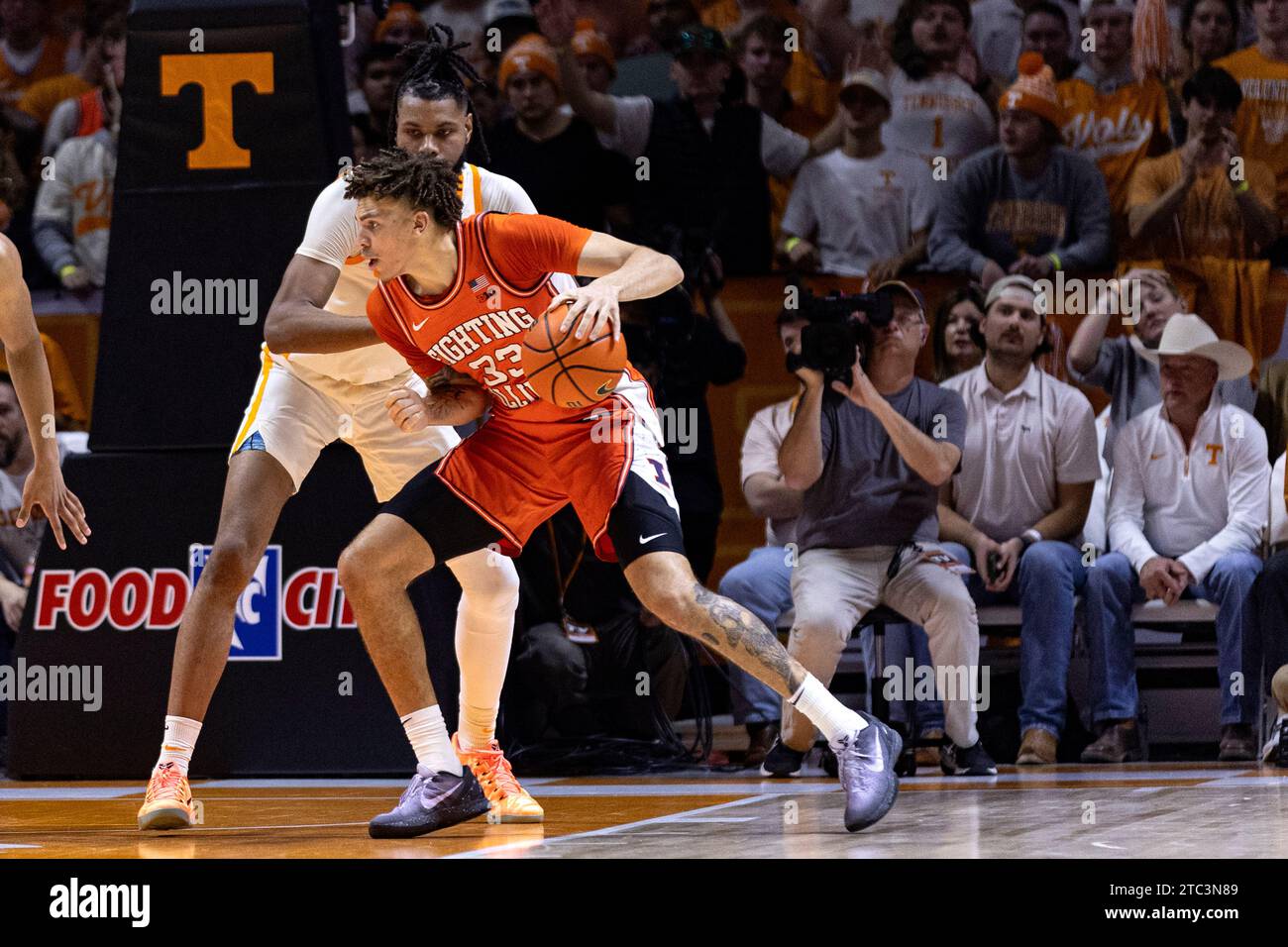 Illinois forward Coleman Hawkins (33) drives against Tennessee forward ...