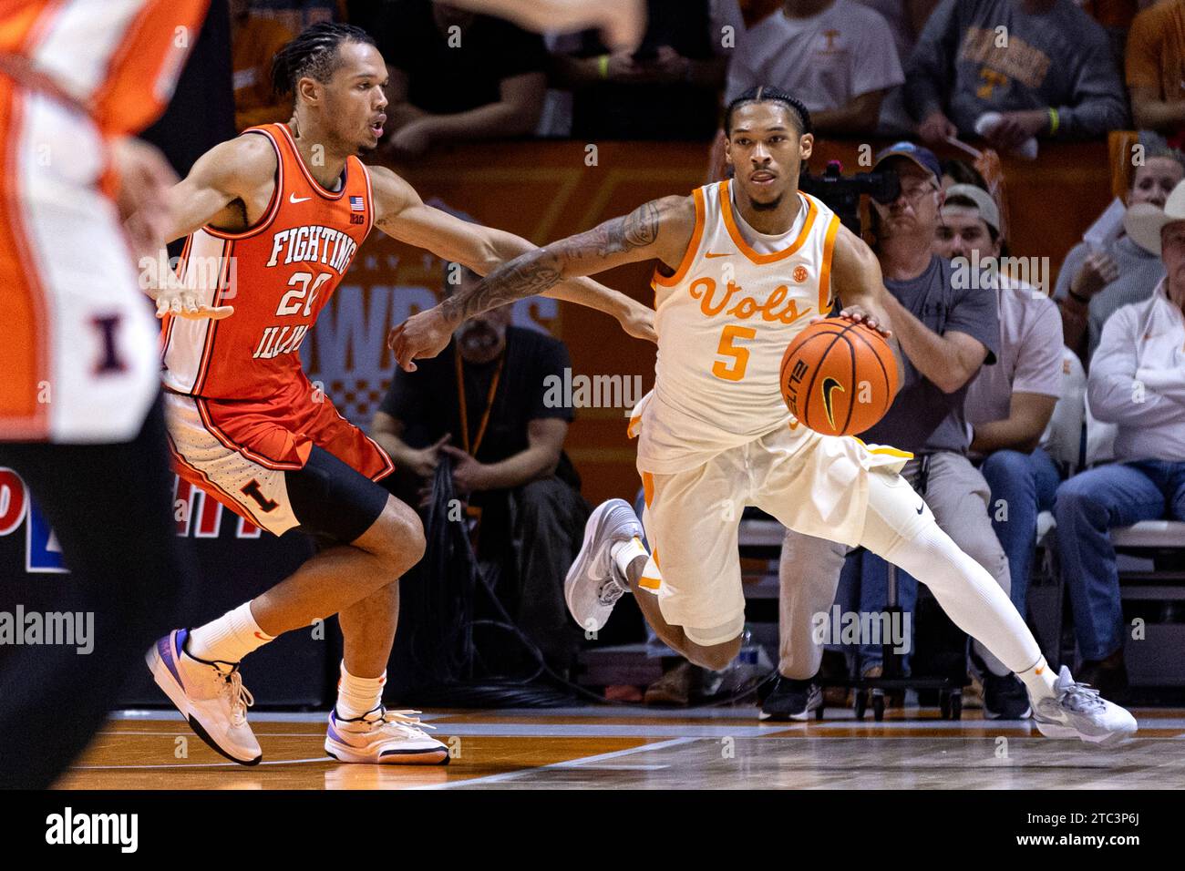 Tennessee guard Zakai Zeigler (5) drives the ball up court past ...