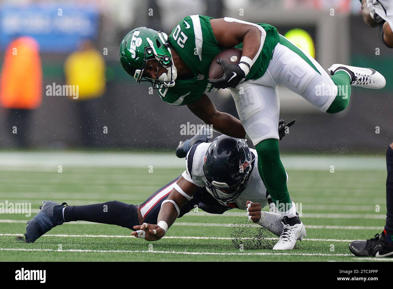 Houston Texans linebacker Denzel Perryman (6) puts a hit on New York ...