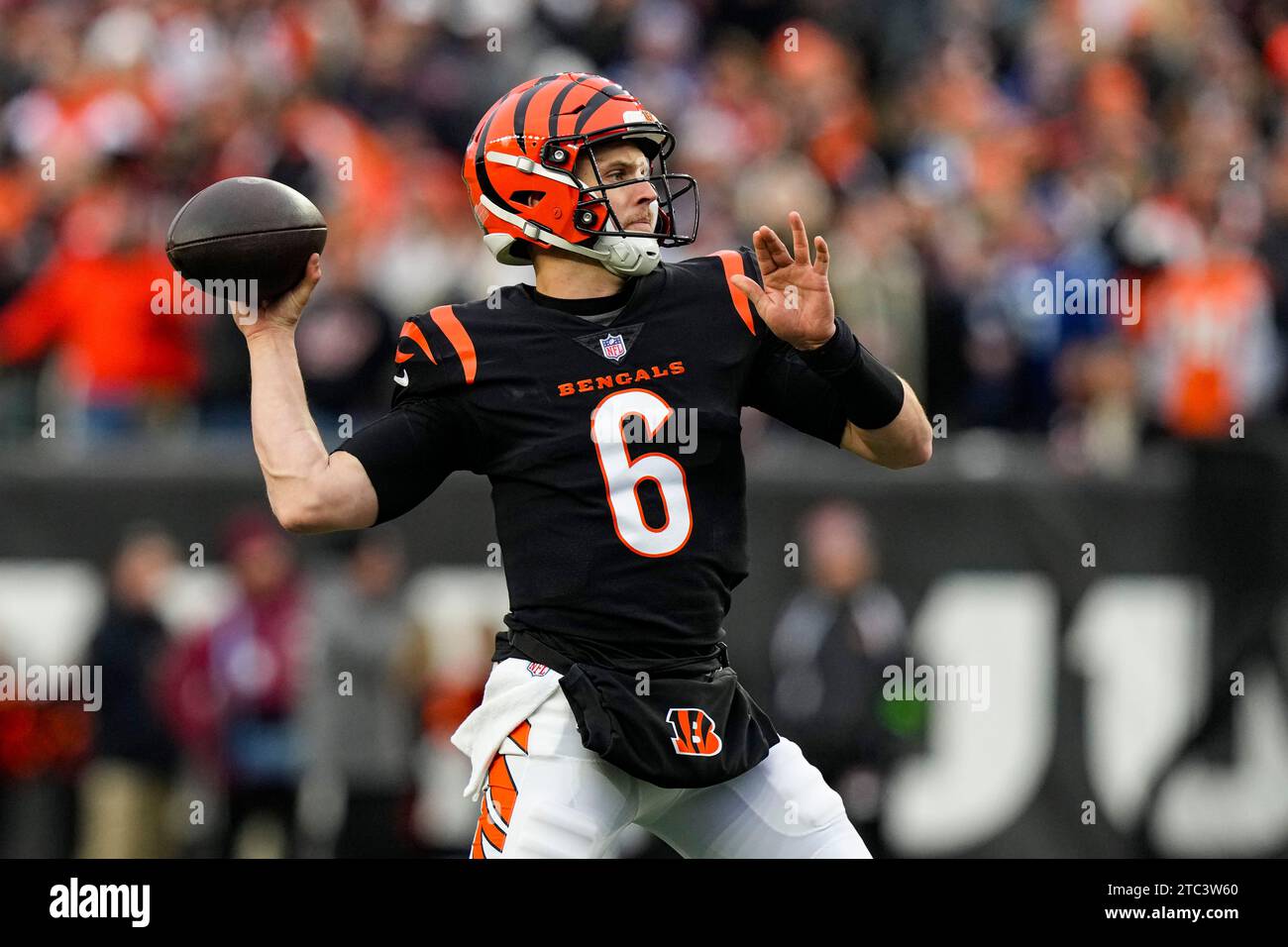 Cincinnati Bengals quarterback Jake Browning (6) throws against the ...