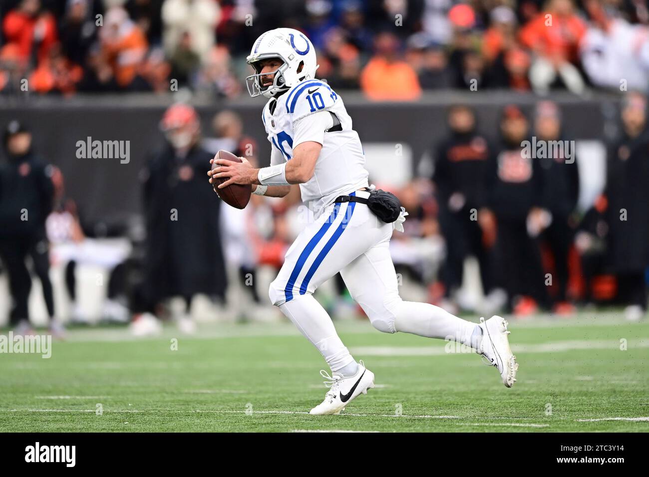 Indianapolis Colts quarterback Gardner Minshew (10) carries the ball in ...