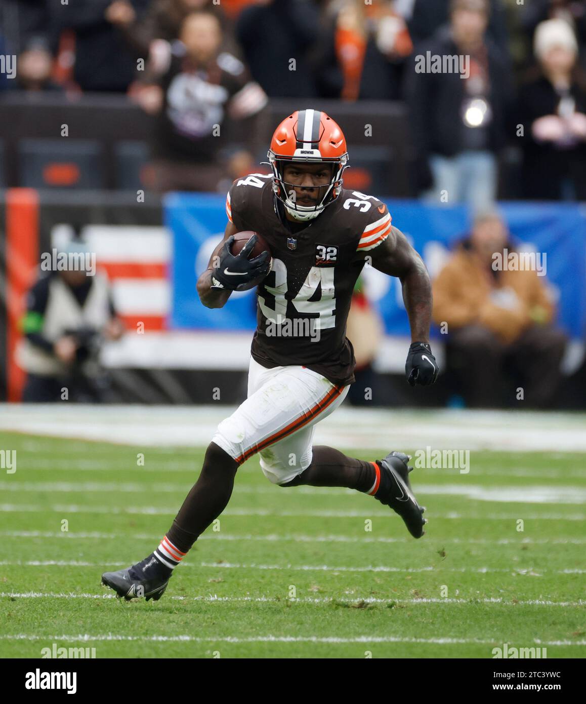 Cleveland Browns running back Jerome Ford (34) rushes during the first ...