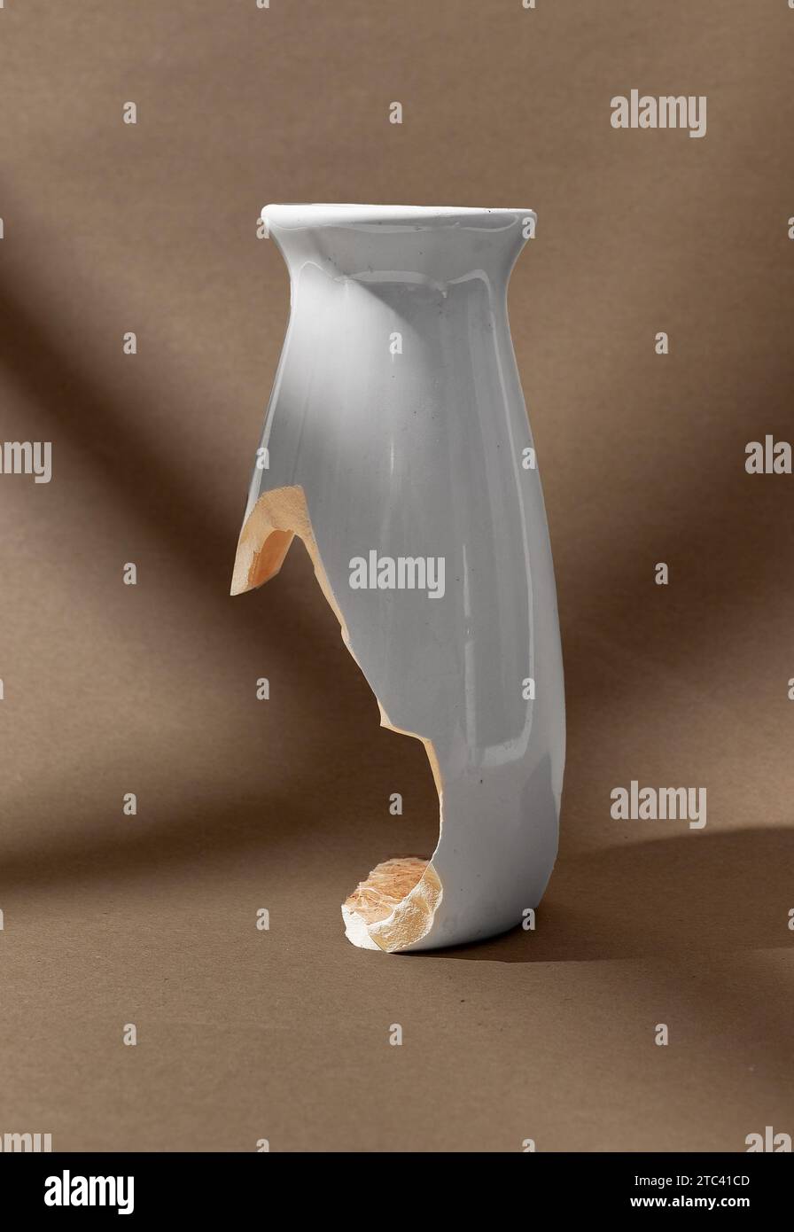 Cracked vase. Broken damaged pottery, ceramics Stock Photo - Alamy